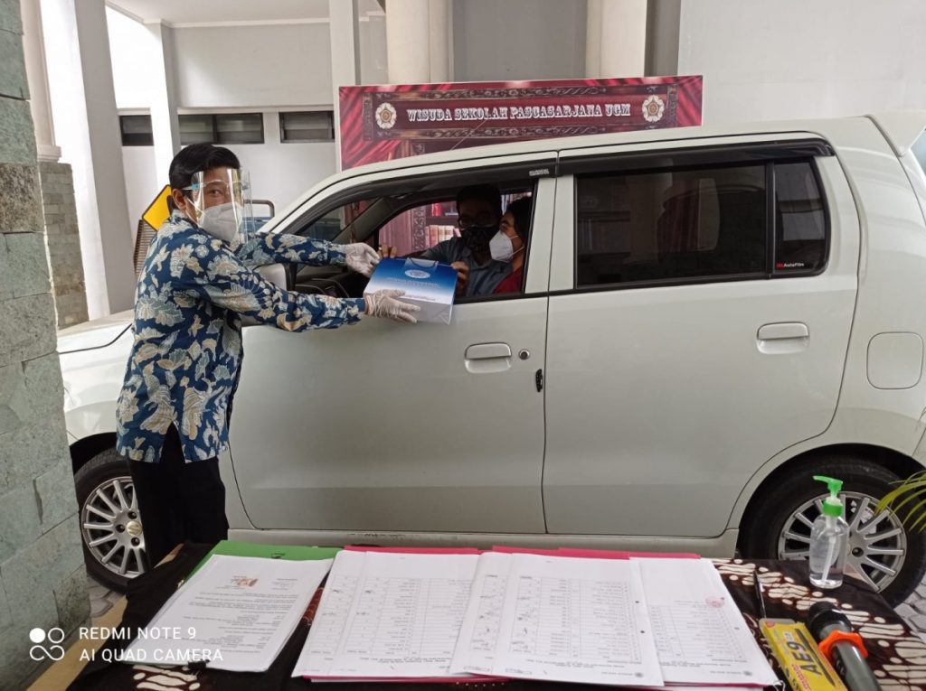 Pengambilan Ijazah Secara Drive Thru bagi 61 Lulusan Magister dan ...