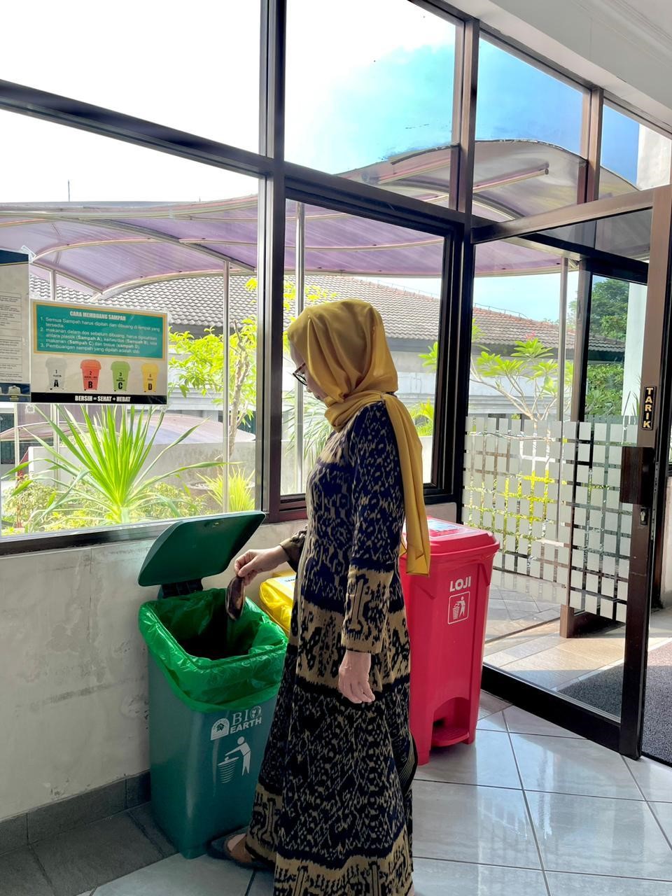 Enforcement of Waste Segregation Rules at the Graduate School – Sekolah ...