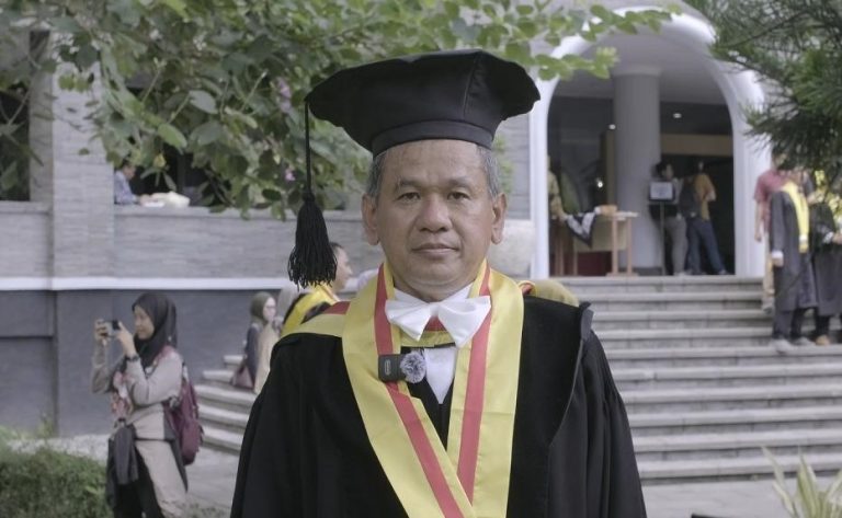 Inspirasi Belajar Tanpa Batas Usia, Prakosa Ditakariyanto Raih Gelar Doktor di Usia 59 Tahun di ...